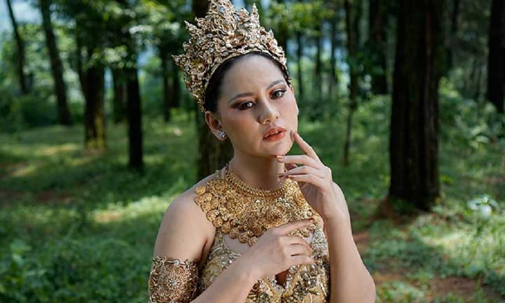 Resty Ananta Suka Pakai Busana Tradisional