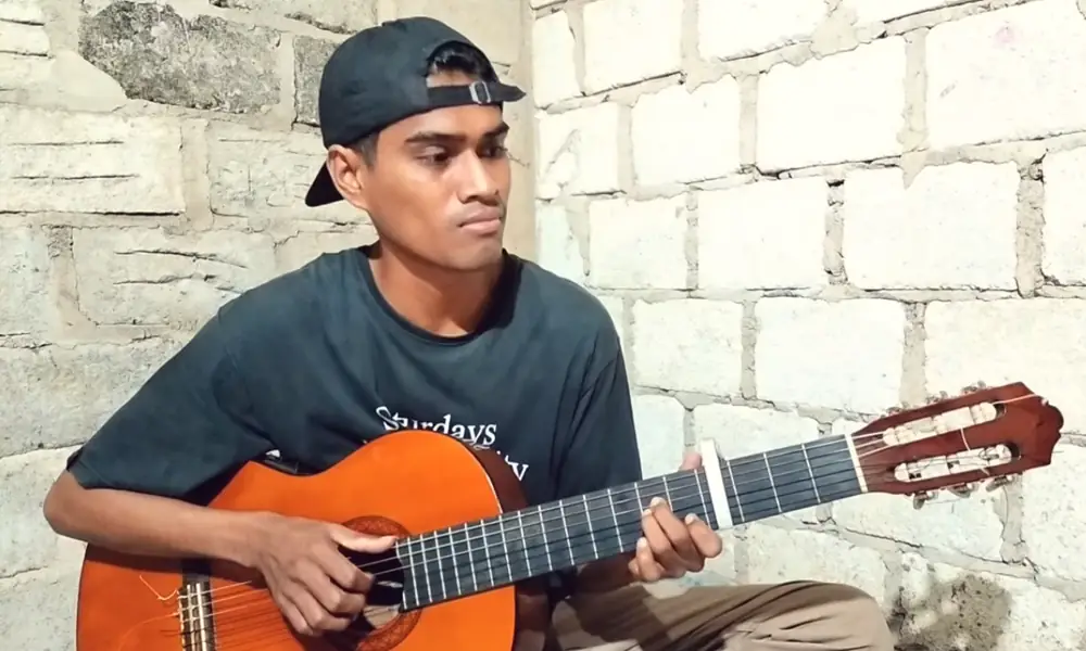 Gitaris Finger Style Zalil Goyang Nasi Padang